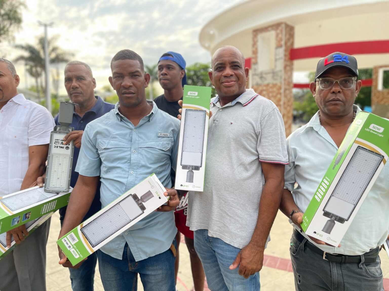 Alcalde de Jimaní Ilumina Parque Central para mejorar Seguridad y ...